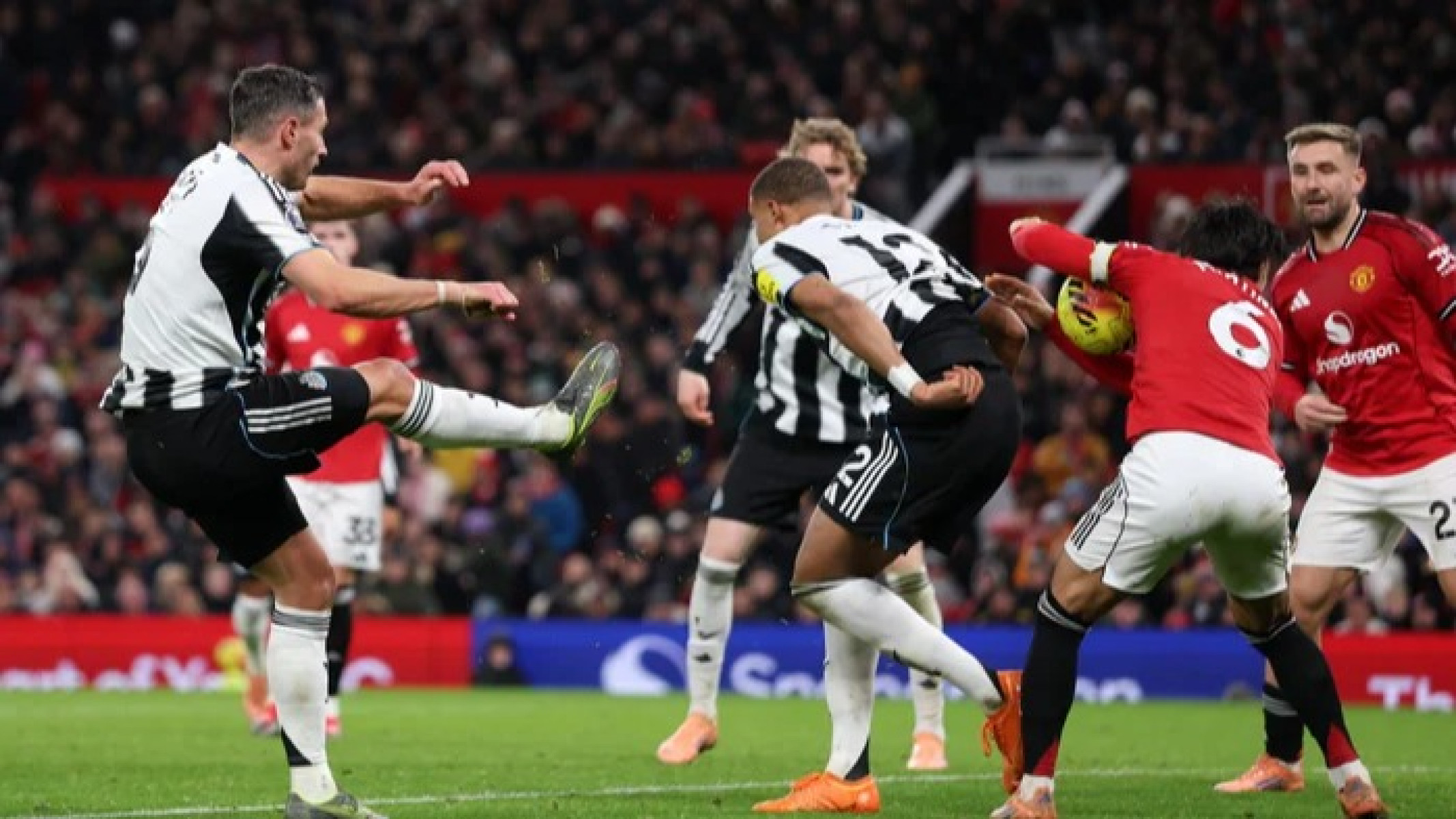 Patrick Dorgus sensational volley powers Manchester United into fifth ...